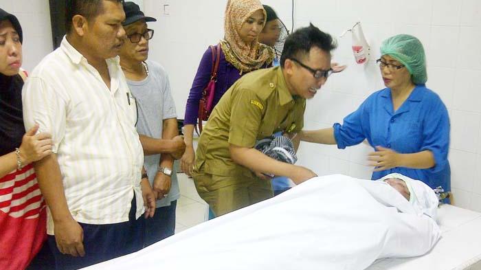 Tatang Histeris dan tak Tahan Berdiri Lihat Jasad Suhaima - Tribunbatam.id