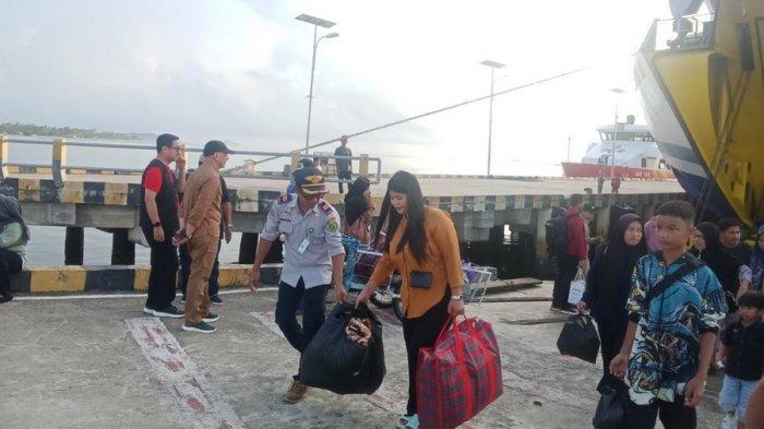 Wabup dan Sekda Natuna Pantau Arus Balik Mudik Lebaran 2023 di Pelabuhan Penagi - Tribunbatam.id