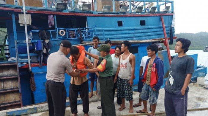 Cuaca Ekstrem, Anggota TNI/Polri di Pulau Jemaja Datangi Nelayan, Beri ...