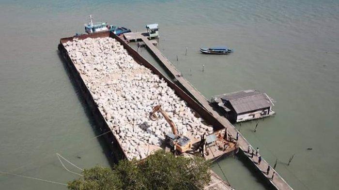 Dermaga Pulau Parit Karimun Ditabrak Tongkang Bermuatan Batu ...