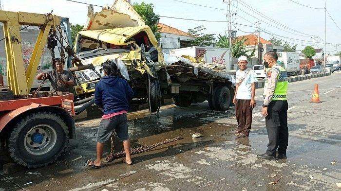 Kecelakaan Hari Ini, Truk Pembawa Es Kristal Ringsek Usai Tabrak Pembatas Jalan - Tribunbatam.id