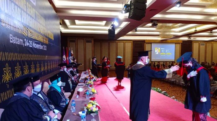 Universitas Internasional Batam Gelar Wisuda Angkatan 16 dan 17 Program ...