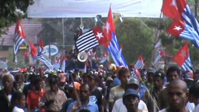 HEBOH, Seseorang Terobos Pagar dan Kibarkan Bendera Papua Merdeka di ...