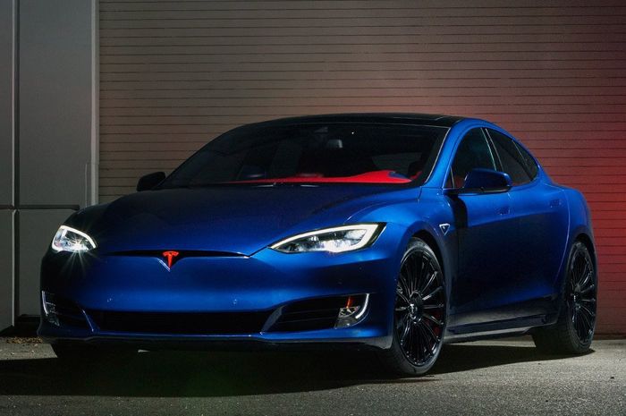 Jika Batman Punya Batmobile, Tesla Model S Ini Cocok Jadi Mobil ...