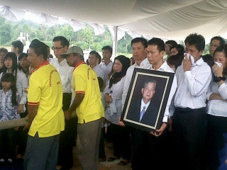 Foto-foto Prosesi Pemakaman Ayah Abidin Hasibuan - Tribunbatam.id