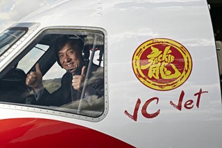 Pesawat Jet Pribadi Jackie Chan Tampil di Singapore Airshow 2012 ...