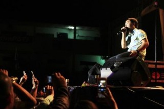 Ulang Tahun Ke-20 STIE Ibnu Sina, Penonton Larut Bersama Hello Band ...