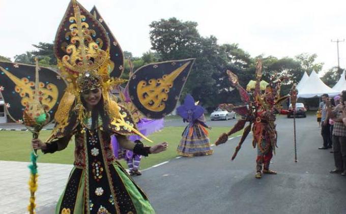 Nikmati Kepri Carnaval 8 Nov, Ada 160 Peserta Berbusana Unik dan Glamor ...
