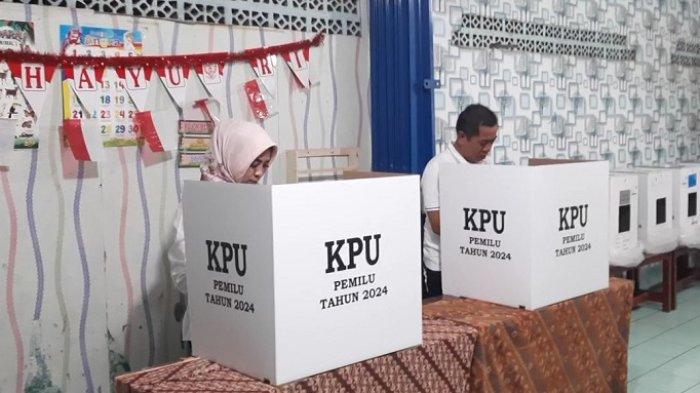 Datang Tanpa Ajudan, Bupati Karawang dan Istri Salurkan Hak Suaranya di ...