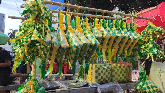 Aksesoris Ketupat Lebaran di Pasar Asemka Diburu Pembeli, ada Berbagai Ukuran dan bisa Dipesan ...