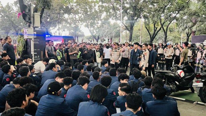 Aksi Demo di Depan Balai Kota DKI Jakarta Berujung Ricuh, Polisi Amankan 93 Mahasiswa dan 43 ...