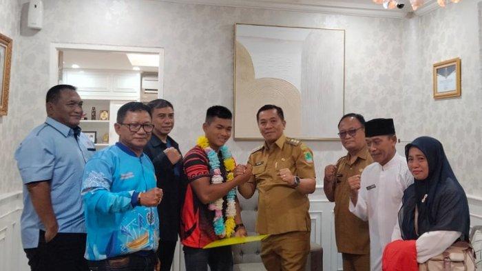 Plt Bupati Karawang Beri Kadedeuh ke Atlet Peraih Medali Emas Kejuaraan Dunia Stand Up Paddling ...