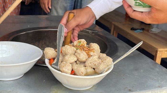 Cukup Bayar Rp 20.000, Pembeli di Warung Bakso Ini Bisa Ambil dan ...