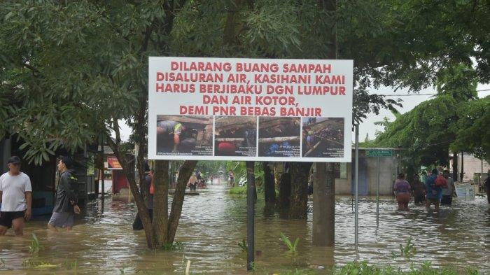 BNPB Salurkan Bantuan Operasional Penanganan Banjir di Kabupaten Bekasi - Tribunbekasi.com