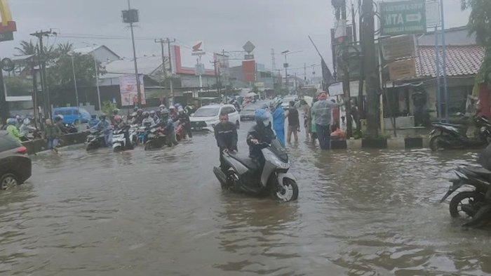 Jalan Raya Pantura Karawang Banjir, Banyak Pengendara Mogok dan Terperosok Imbas Jalan Berlubang ...