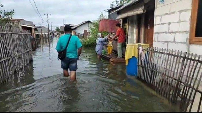 Cuaca Ekstrem, Tiga Desa di Wilayah Pesisir Muaragembong Bekasi Diterjang Banjir Rob Sedalam 1 ...