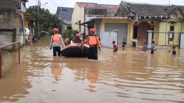 Kali Cisadang Meluap, Perumahan Griya Setu Permai di Kabupaten Bekasi ...