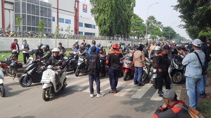 Massa Buruh Yamaha Music MM2100 Gelar Demo, Blokir Akses Jalan, Pengendara Kesal Harus Putar ...