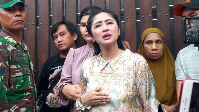 Mediasi Soal Sapi Kurban Memanas, Sambil Menangis Dewi Perssik Marah-Marah ke Ketua RT 06 ...