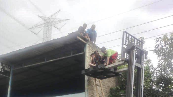 Tambal Atap Bocor, Seorang Kuli Bangunan di Cikarang Bekasi Terpental Tersengat Kabel Listrik ...