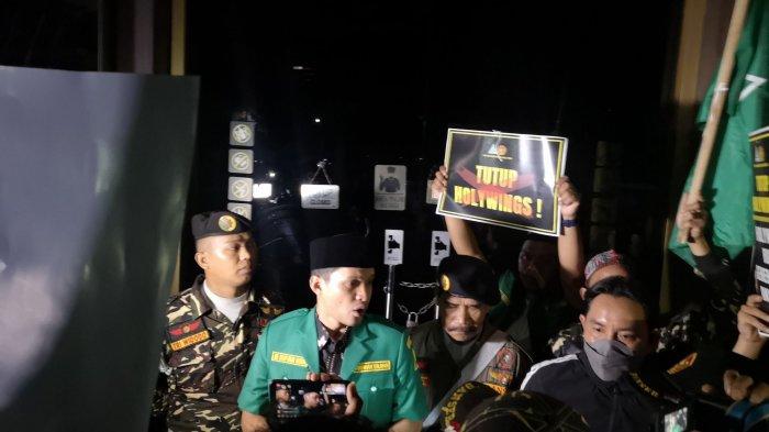 GP Ansor Geruduk Holywings Senayan Park, Segel Pintu Depan Tempel ...