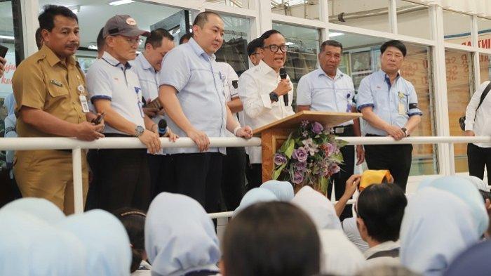 Datangi Pabrik Tekstil Sritex, Wamenaker Noel Pastikan Tak Ada PHK, Pekerja pun Berurai Air Mata ...