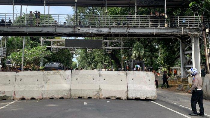 Antisipasi Demo Mahasiswa Bertajuk 'Indonesia Gelap', Polisi Tutup ...