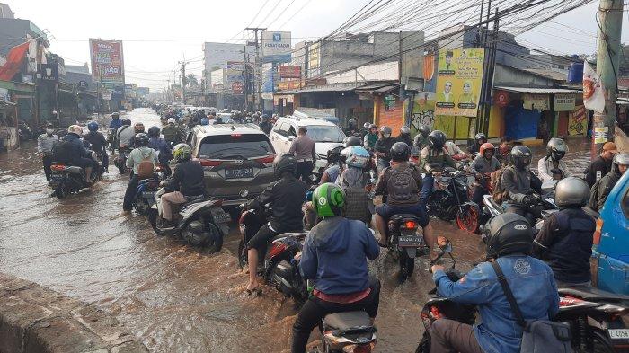 Hati-hati Lewat Jalan Raya Sawangan Depok, Terendam Banjir Imbas Luapan Kali, Banyak Pemotor ...