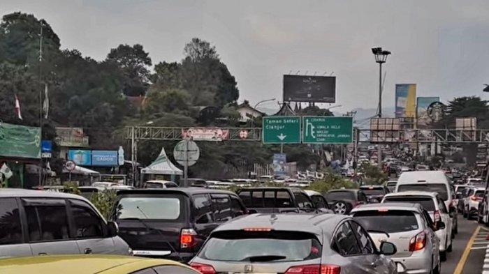 Hari Pertama Libur Panjang, Jalur Kawasan Wisata Puncak Padat Merayap, 22.000 Kendaraan Melintas ...