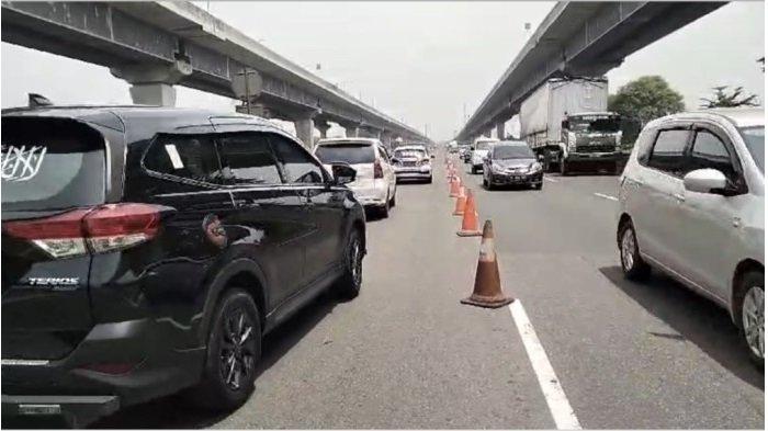 Arus Kendaraan Padat, Jasa Marga Terapkan Contraflow di Tol Japek arah Cikampek - Tribunbekasi.com