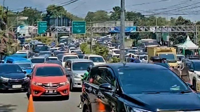 Ya Ampun! Kawasan Wisata Puncak Macet Total, Polisi Berlakukan One Way ke Arah Jakarta ...
