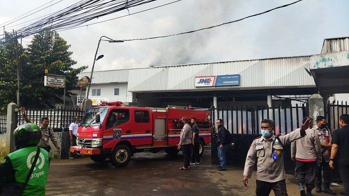 Kebakaran Terjadi di Gudang JNE, Manajemen Siap Ganti Rugi - Halaman all - Tribunbekasi.com