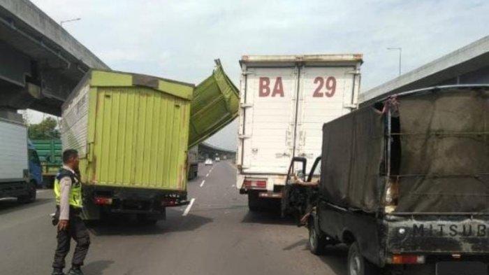 Truk dan Mobil Pikap Tabrakan Beruntun di KM 44 Tol Jakarta-Cikampek, Dua Orang Terluka ...