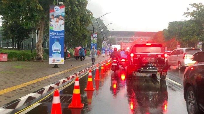 Hujan Deras Guyur Jakarta, Sekitar GBK Macet Total Jelang Laga Timnas ...