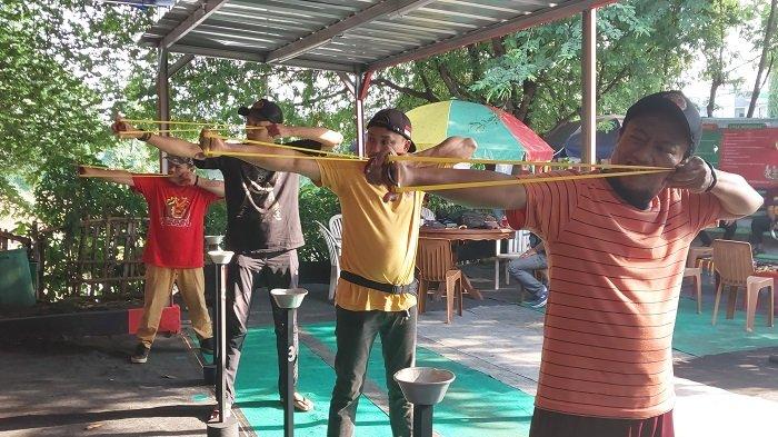 Ingin Lestarikan Permainan Tradisional, Bapak-Bapak Ini Bentuk Komunitas Ketapel - Tribunbekasi.com