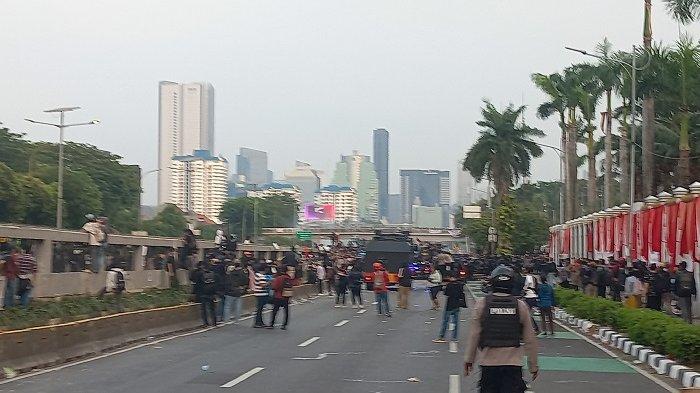 Usai Berupaya Jebol Pagar Gedung DPR/MPR, Massa Aksi Tutup Tol Dalam Kota, Polisi Pukul Mundur ...