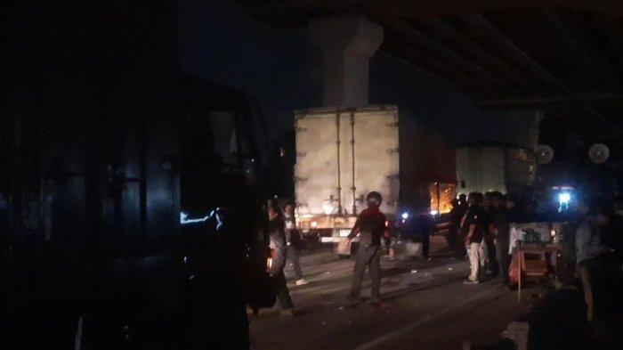 Massa Buruh Mulai Buka Blokade Jalan Akses Tol Cibitung ke Kawasan Industri MM2100 ...