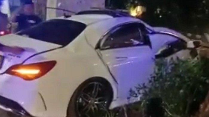 Tabrak Tiang LRT di Senayan, Bagian Depan Mobil Mercedes Benz Remuk ...