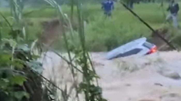 Viral, Nekat Terobos Arus Banjir, Mobil Terseret Sejauh 20 Meter di Kecamatan Setu Bekasi ...