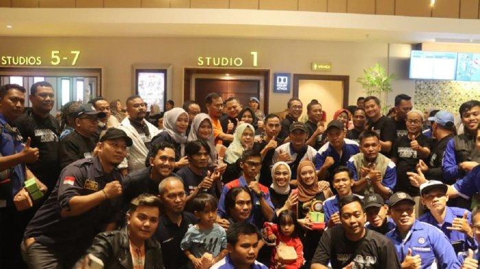 May Day di Karawang Nobar Film 'Nasibmu Asep 2', Dibuat oleh Tim Gabungan Polres, Seniman, dan ...