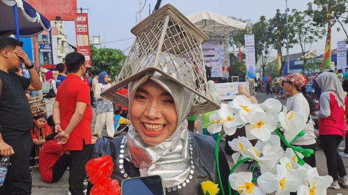 Wakili RW 04 Kayu Putih, Eli Ceria Ikut Parade Kostum Daur Ulang saat ...