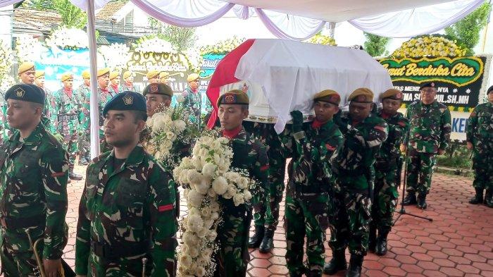 Prosesi Pemakaman Hotma Sitompul Secara Militer di San Diego Hills ...