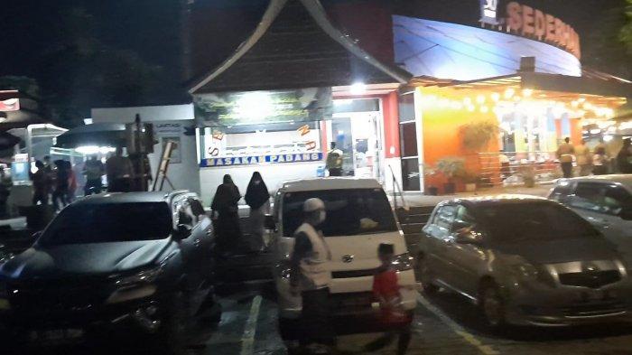 Pemudik Padati Rest Area KM 57 Tol Jakarta-Cikampek untuk Buka Puasa dan Salat Magrib ...