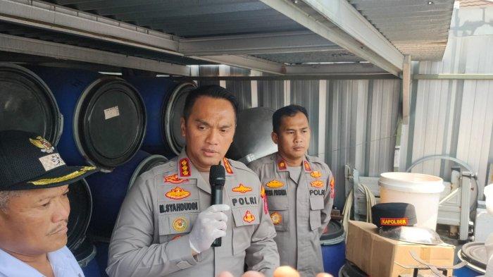 Polisi Gerebek Rumah Industri Miras Ilegal di Jembatan Besi Sita 129 Drum Besar dan 4.560 Botol ...