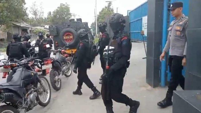 Penampakan Polisi Bersenjata Lengkap Kejar Puluhan Preman Banten, Calo Tenaga Kerja Juga Diciduk ...