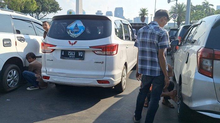 Kedapatan Parkir Sembarangan di Monas, Ban Mobil atau Motor Langsung Dikempiskan Petugas Dishub ...