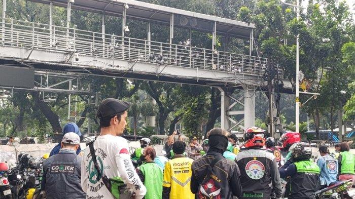 Ratusan Driver Ojol Demo di Patung Kuda, Sempat Lakukan Sweeping ke Rekan-rekannya, Ini ...