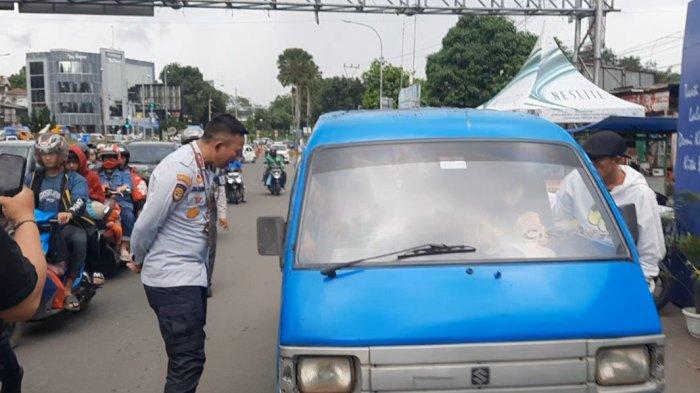 Sopir Angkot Abaikan Perintah Dedi Mulyadi, Tetap Berkeliaran di Jalur Puncak Bogor ...
