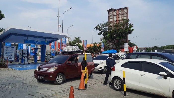 Rest Area KM 57 Jalan Tol Jakarta-Cikampek Mulai Ramai Pemudik Lebaran 2024 - Tribunbekasi.com