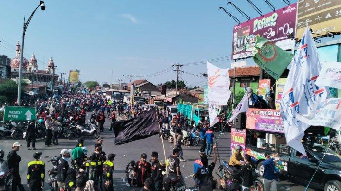 Demo Buruh Lumpuhkan Akses Tol dan Jalan Pantura di Karawang, Dodo Kesal Terjebak Macet Dua Jam ...